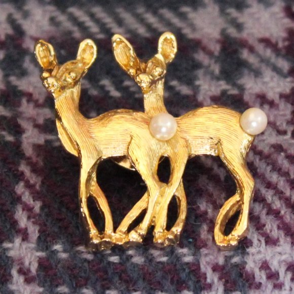 Jewelry | Vintage Goldtone Fawn Deer Doe Faux Pearl Tack Pin | Poshmark